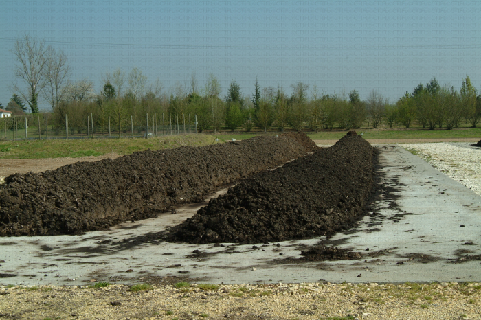 Andain de compost sur plateforme de Lanxade - Phototheque du Ctifl