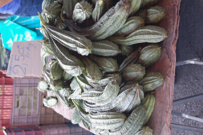 Marché St André (Réunion) - Pipengaille (Luffa acutangula ...
